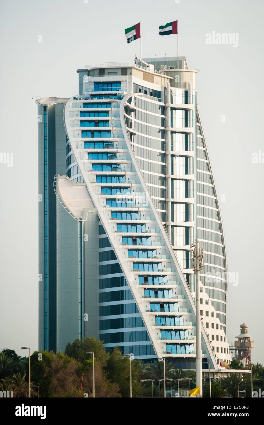 Jumeirah beach hotel in Dubai. Side view Stock Photo - Alamy