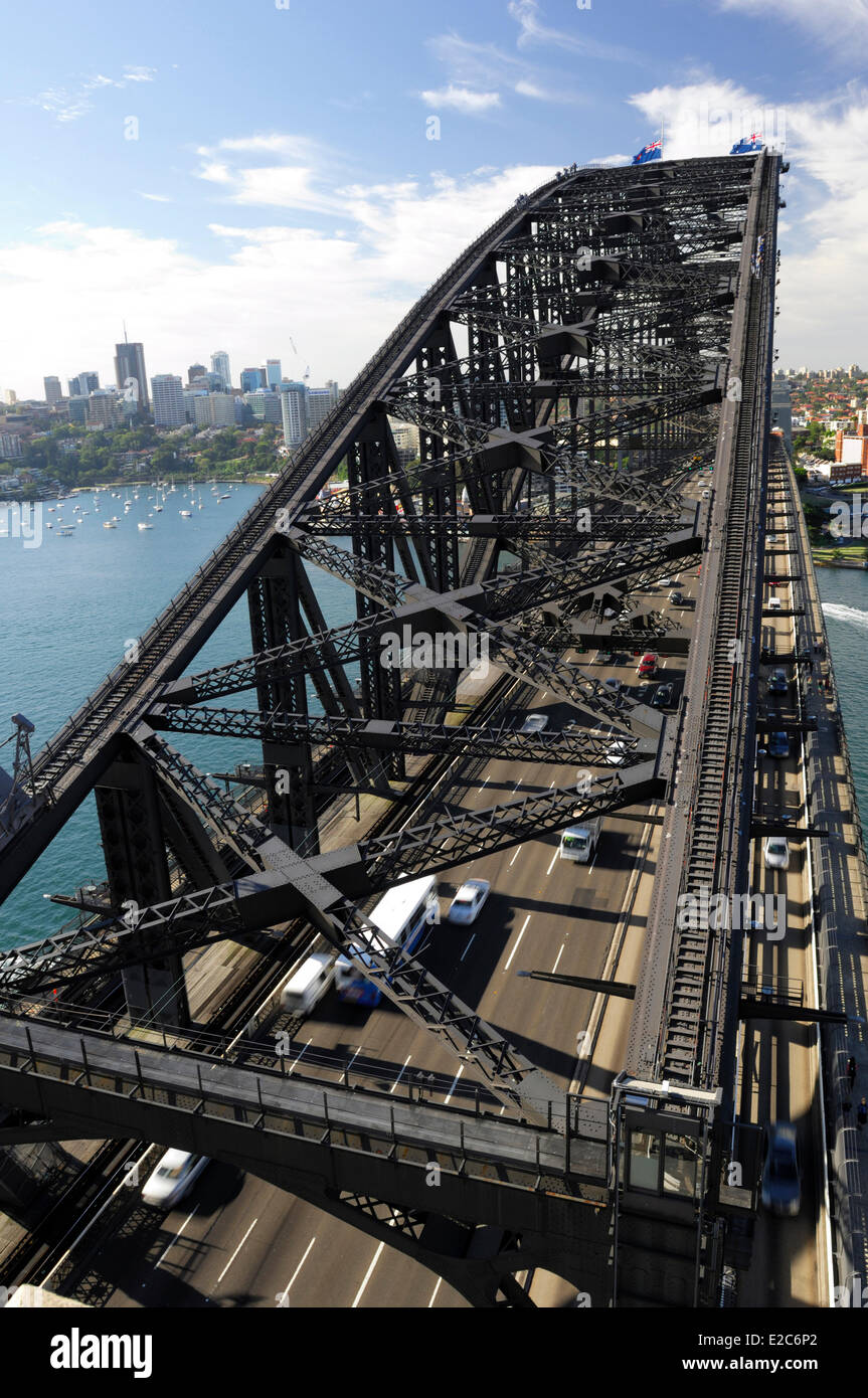 Cars under bridge hi-res stock photography and images - Alamy