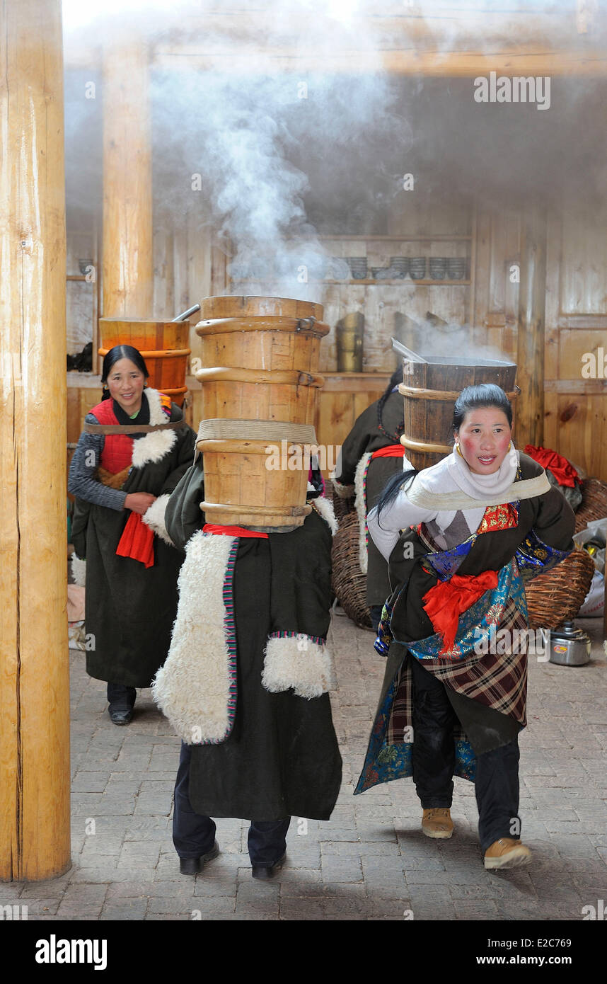 China, Qinghai, Amdo, Tongren, Losar, Inside kitchen of Gomar (Guomari ...