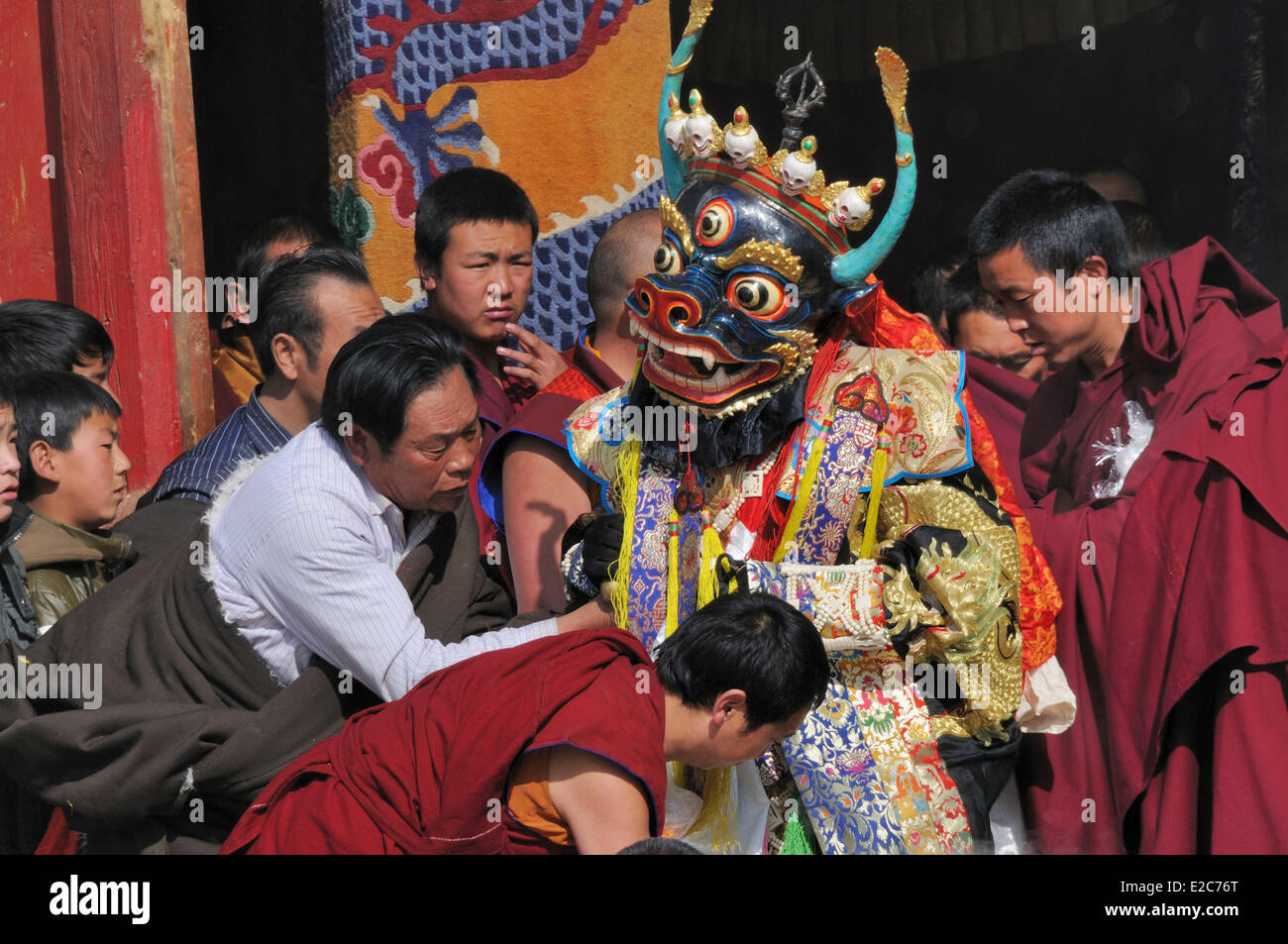 China, Qinghai, Amdo, Tongren, Lower Wutun monastery, Losar, Getting ...