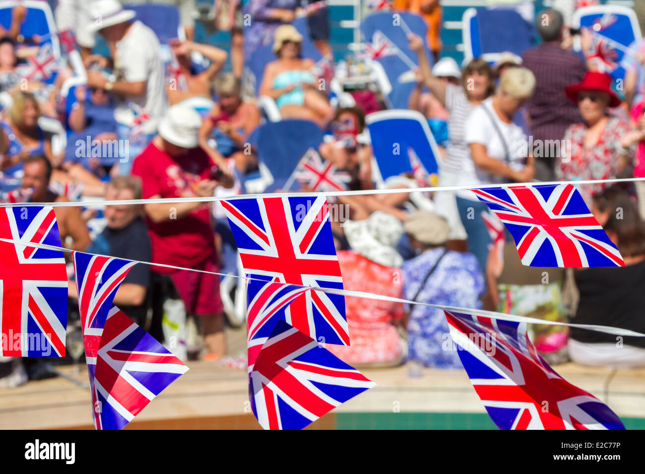 Crowd with union jacks hi-res stock photography and images - Alamy
