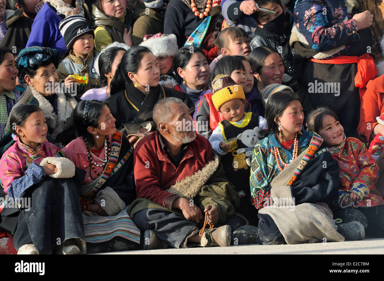 China, Qinghai, Amdo, Tongren, Lower Wutun monastery, Losar, Watching ...
