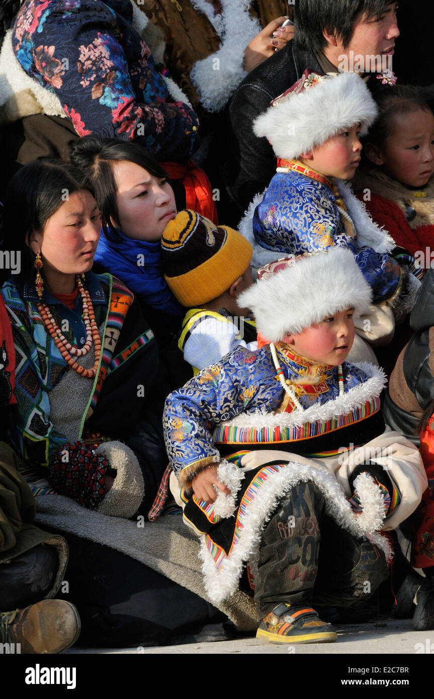 China, Qinghai, Amdo, Tongren, Lower Wutun monastery, Losar, Watching ...