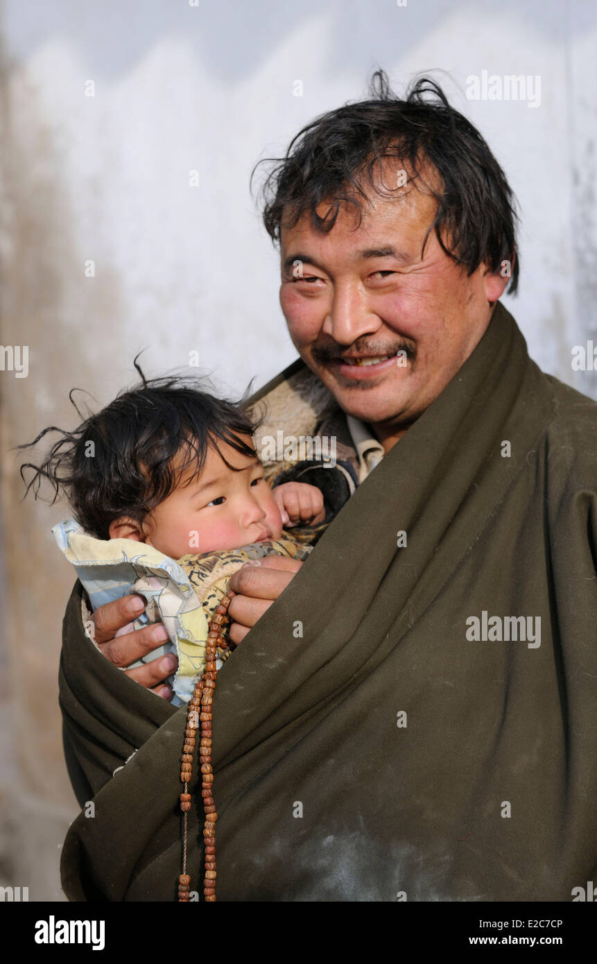 China, Qinghai, Amdo, Tongren, Monastery of Rongwo (Longwu Si), Father ...