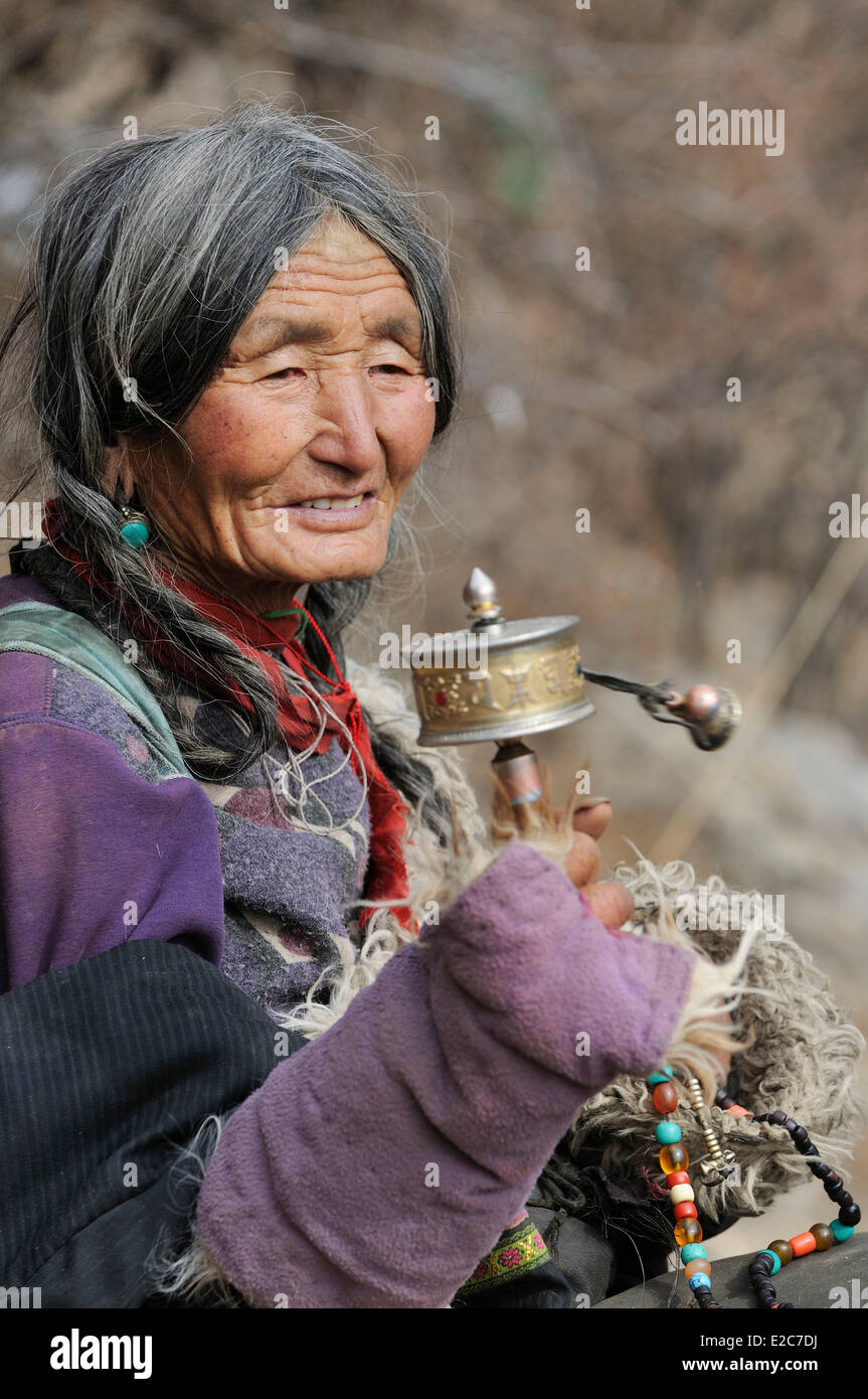 Old tibetan woman hi-res stock photography and images - Alamy
