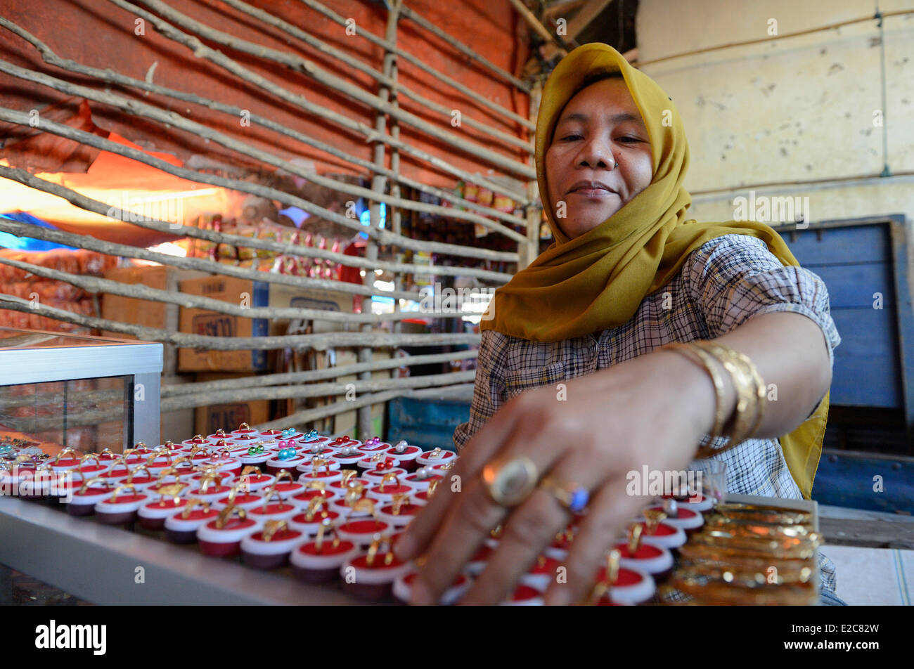 Indonesia, Sumbawa, Dompu, sale of jewels at the market Stock Photo - Alamy