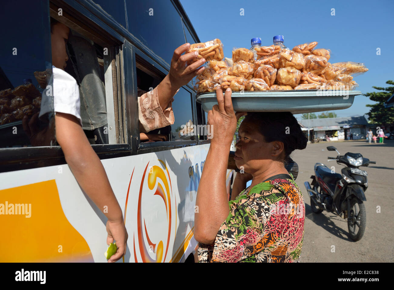 Street food bus hi-res stock photography and images - Alamy