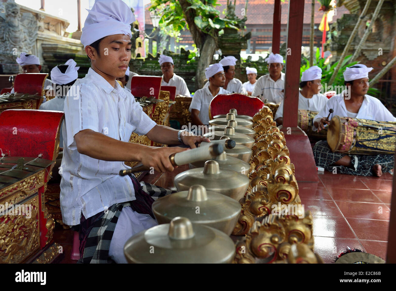 Indonesia, Bali, Ubud, musicians in Ubud Palace Stock Photo - Alamy