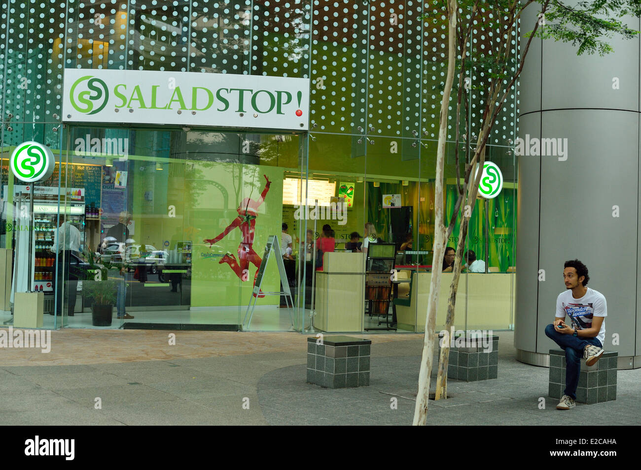 Singapore, the restaurant Salad Stop at the bottom of One George Street ...