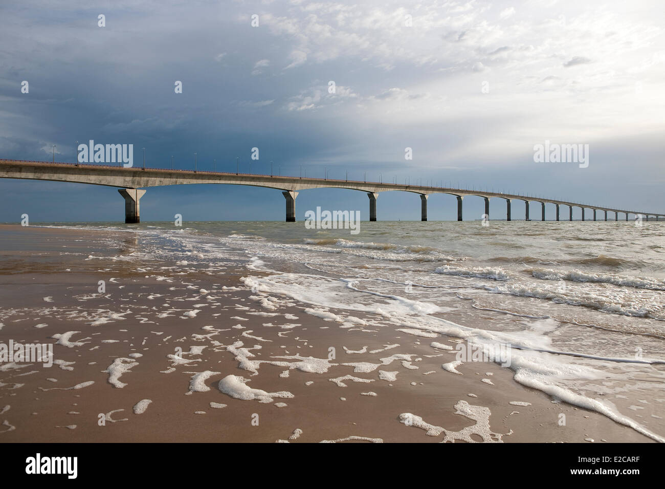 France, Charente Maritime, Ile de Re, Rivedoux Plage, the bridge across ...