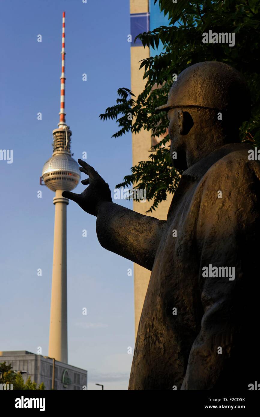 Socialist realism statue hi-res stock photography and images - Alamy
