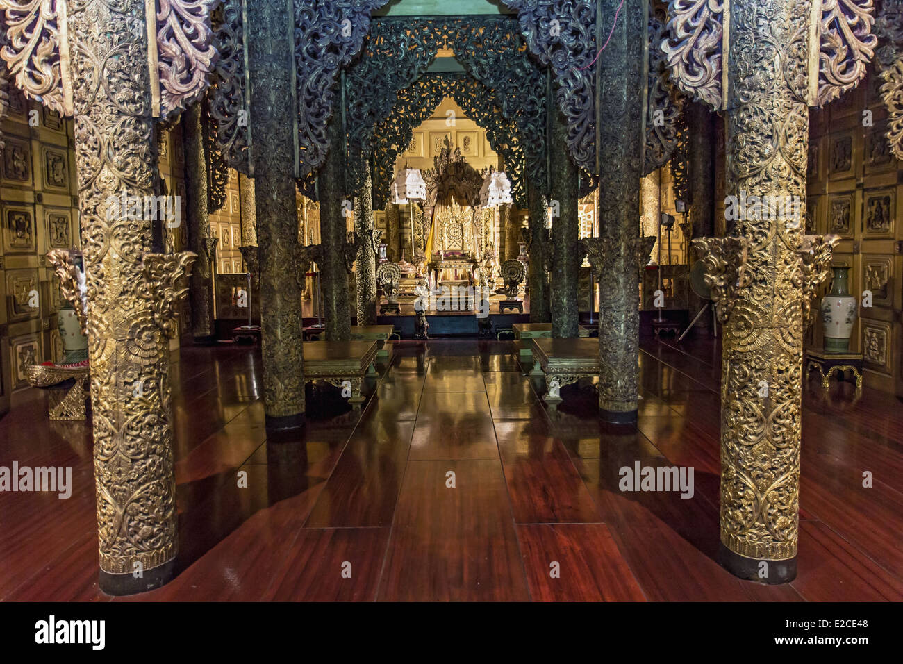 Thai throne hi-res stock photography and images - Alamy