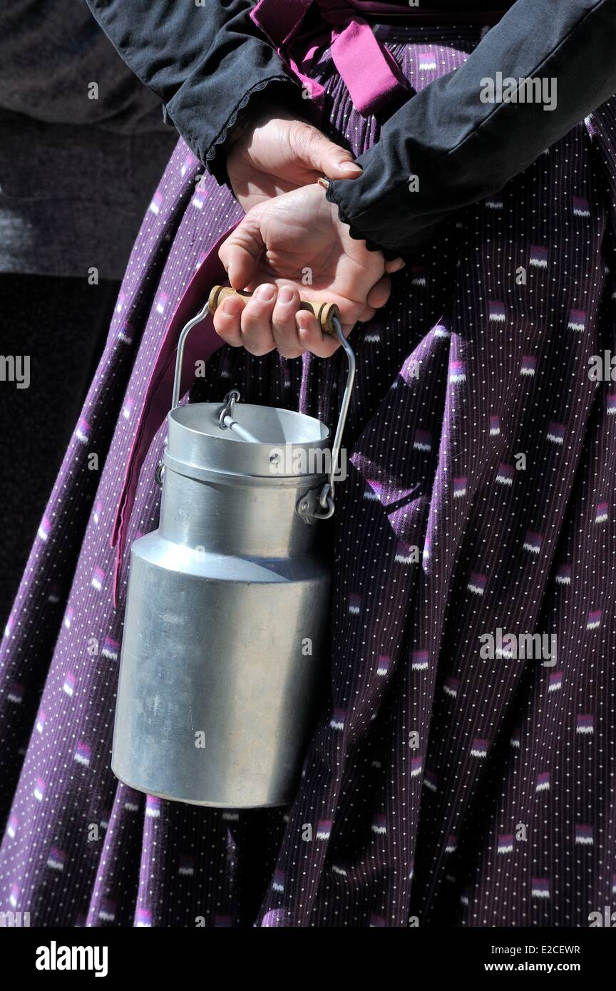 Festival costume arles hi-res stock photography and images - Alamy