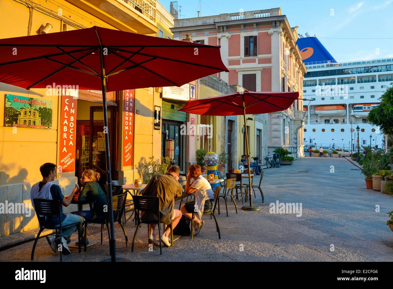 Italy, Sicily, Trapani, historic center, Via Torrearsa, consumers in a ...