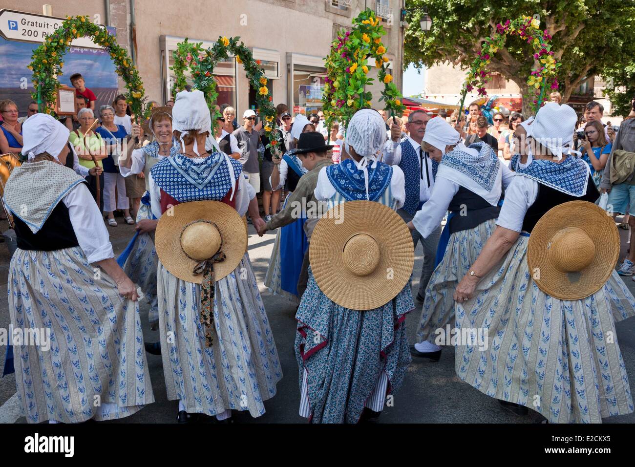 Provence traditional dance hi-res stock photography and images - Alamy