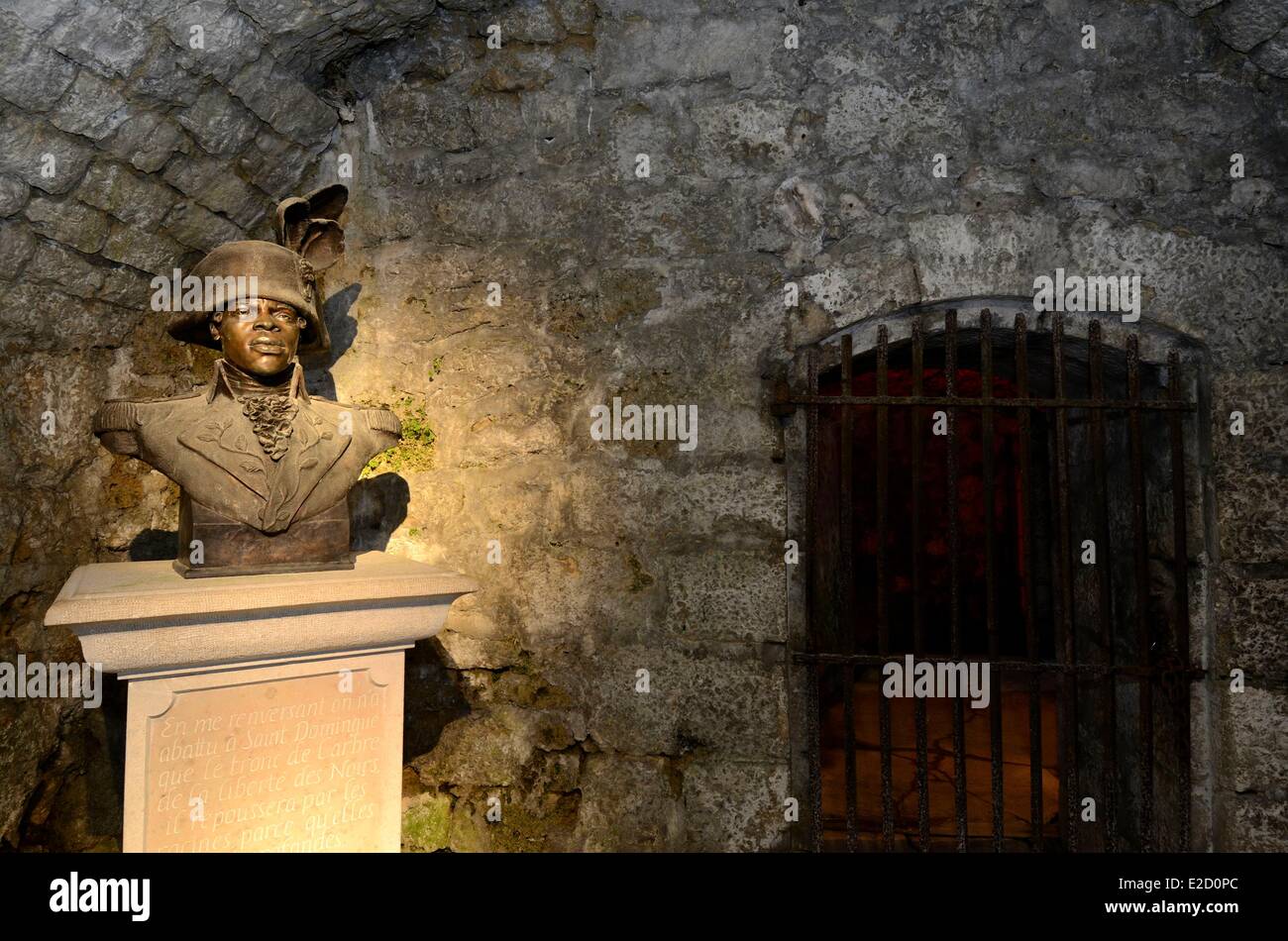 Medieval dungeon castle cell hi-res stock photography and images - Alamy