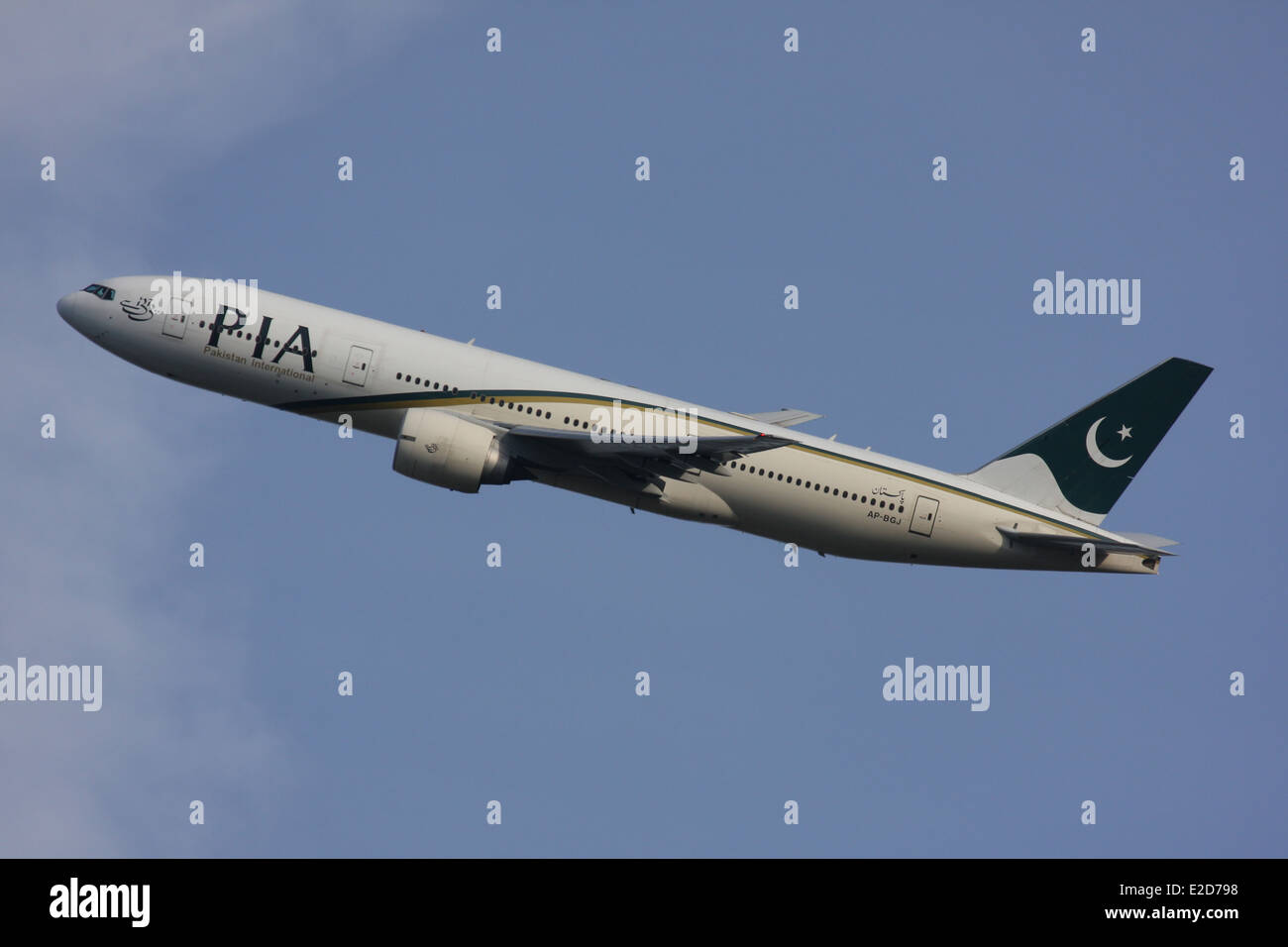 PIA PAKISTAN AIRLINES BOEING 777 Stock Photo - Alamy