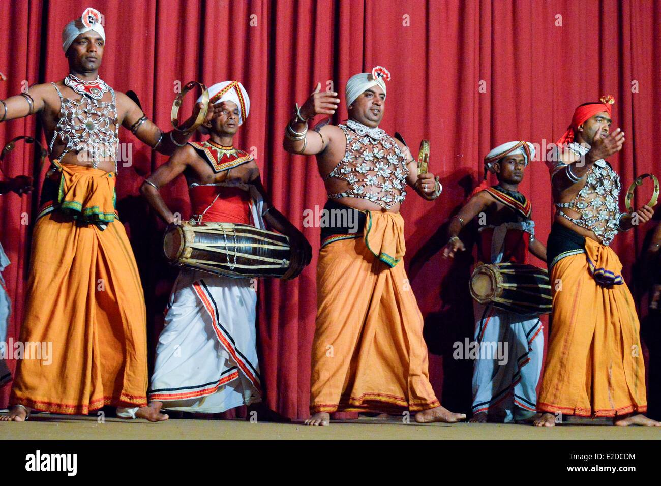 Kandy sari hi-res stock photography and images - Alamy