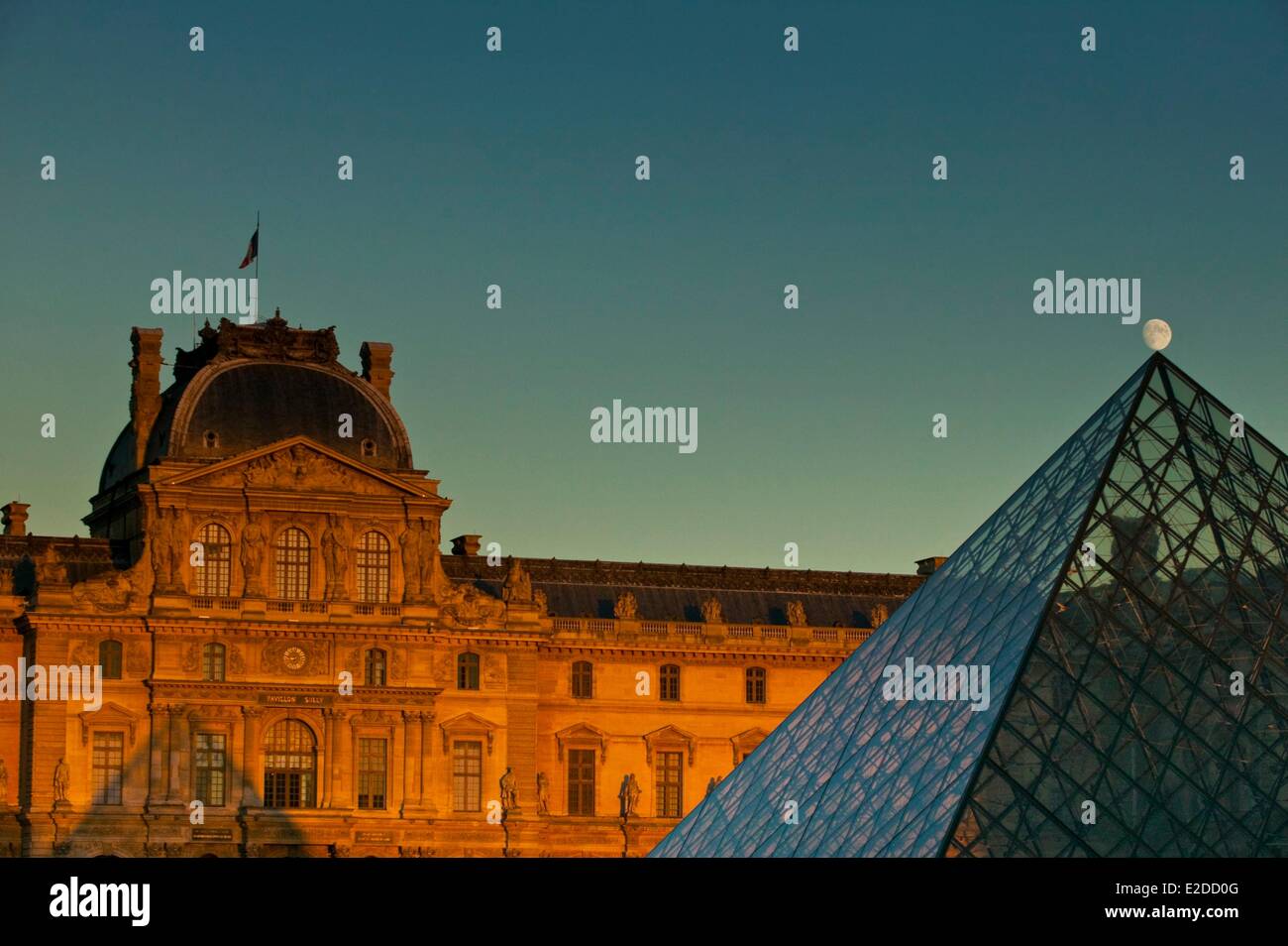 Louvre pyramid by architect im pei hi-res stock photography and images ...