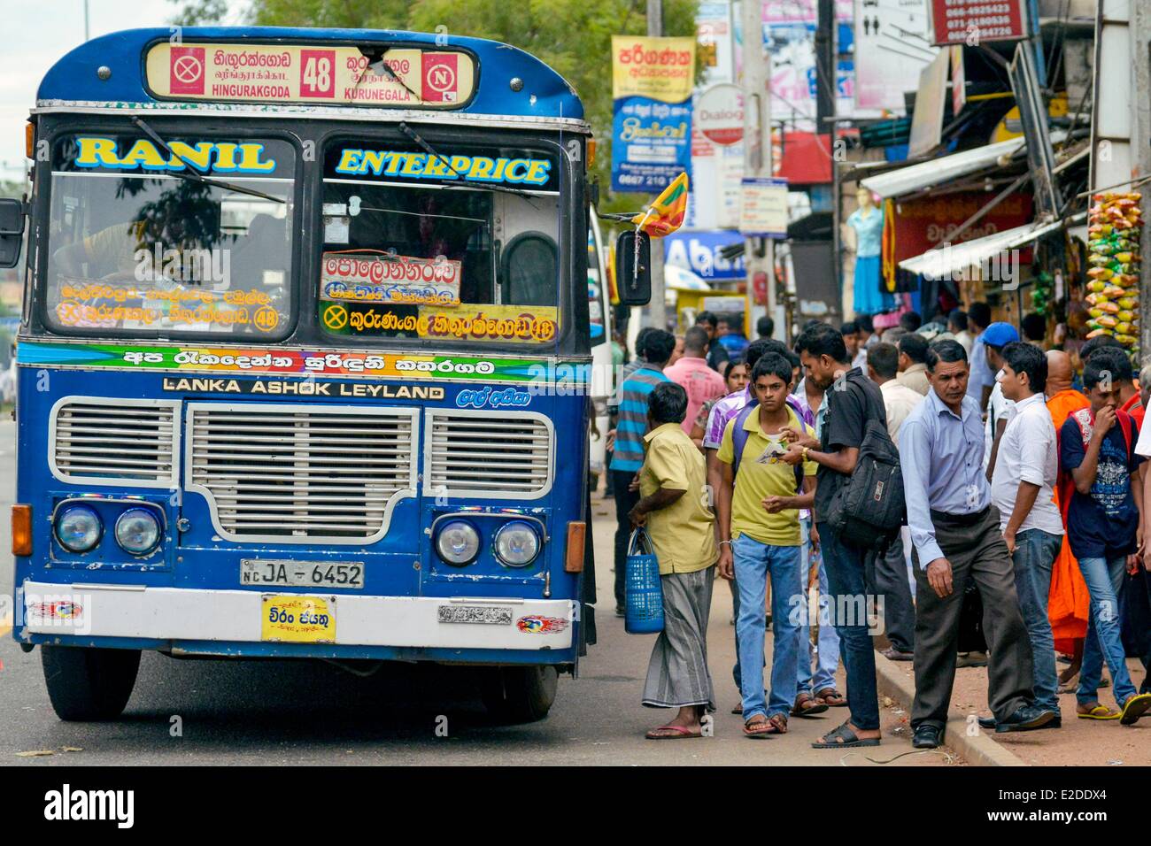 Crowd people waiting bus stop hi-res stock photography and images - Alamy