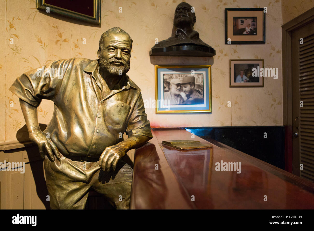 Ernest hemingway statue hi-res stock photography and images - Alamy