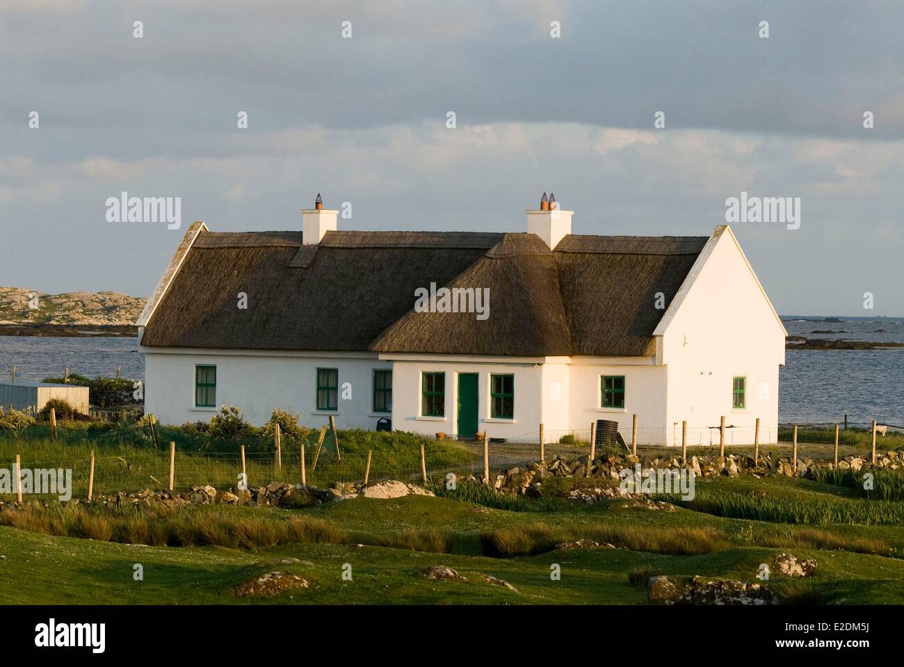 Traditional thatched dwelling house hi-res stock photography and images ...
