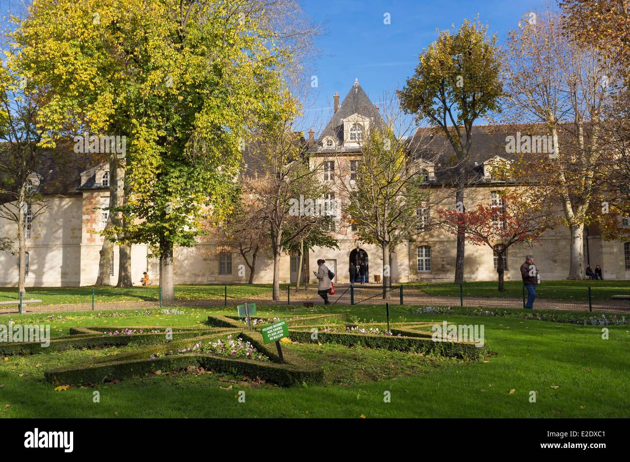 Hospital building lawn hi-res stock photography and images - Alamy
