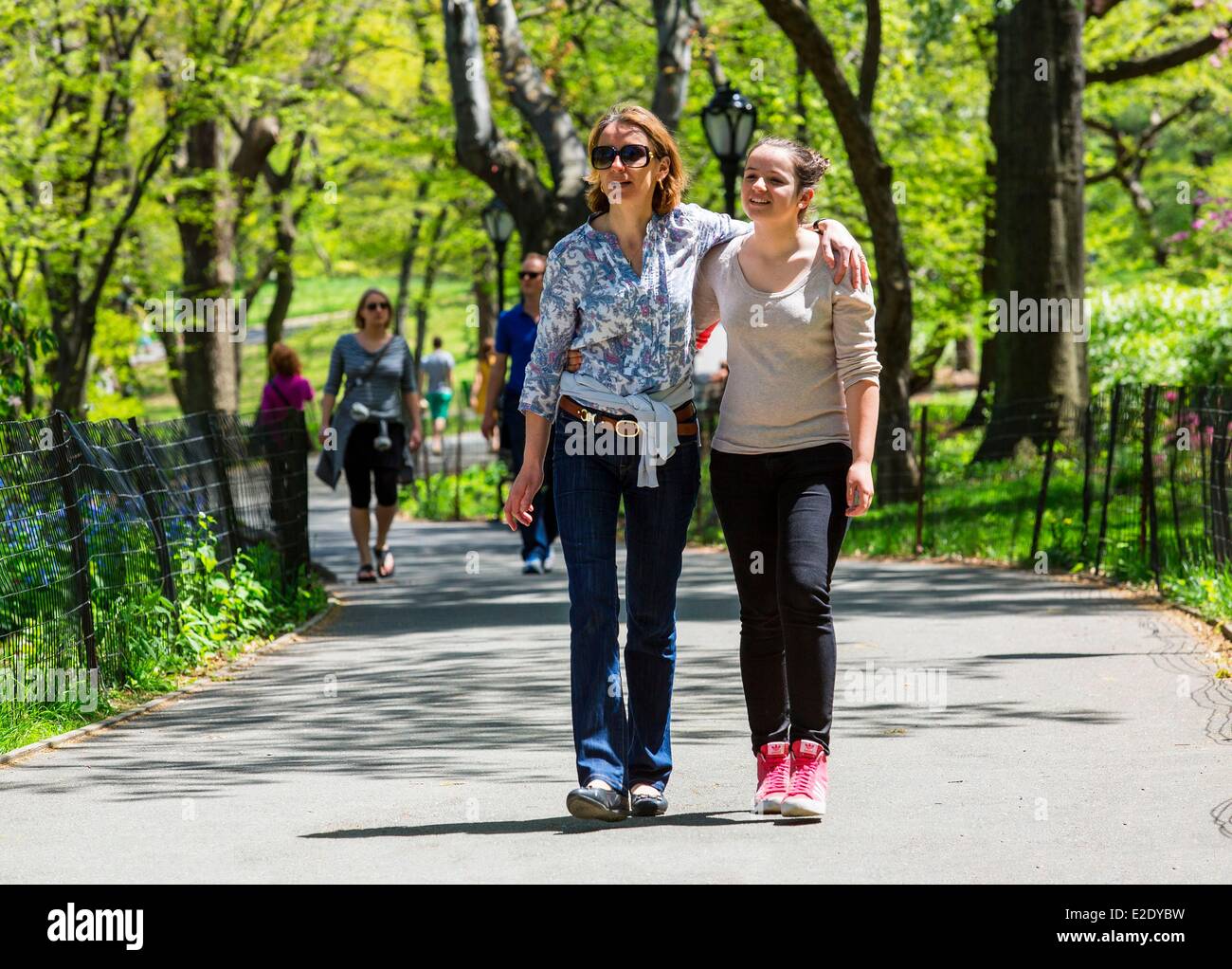 People walking pedestrian manhattan hi-res stock photography and images ...
