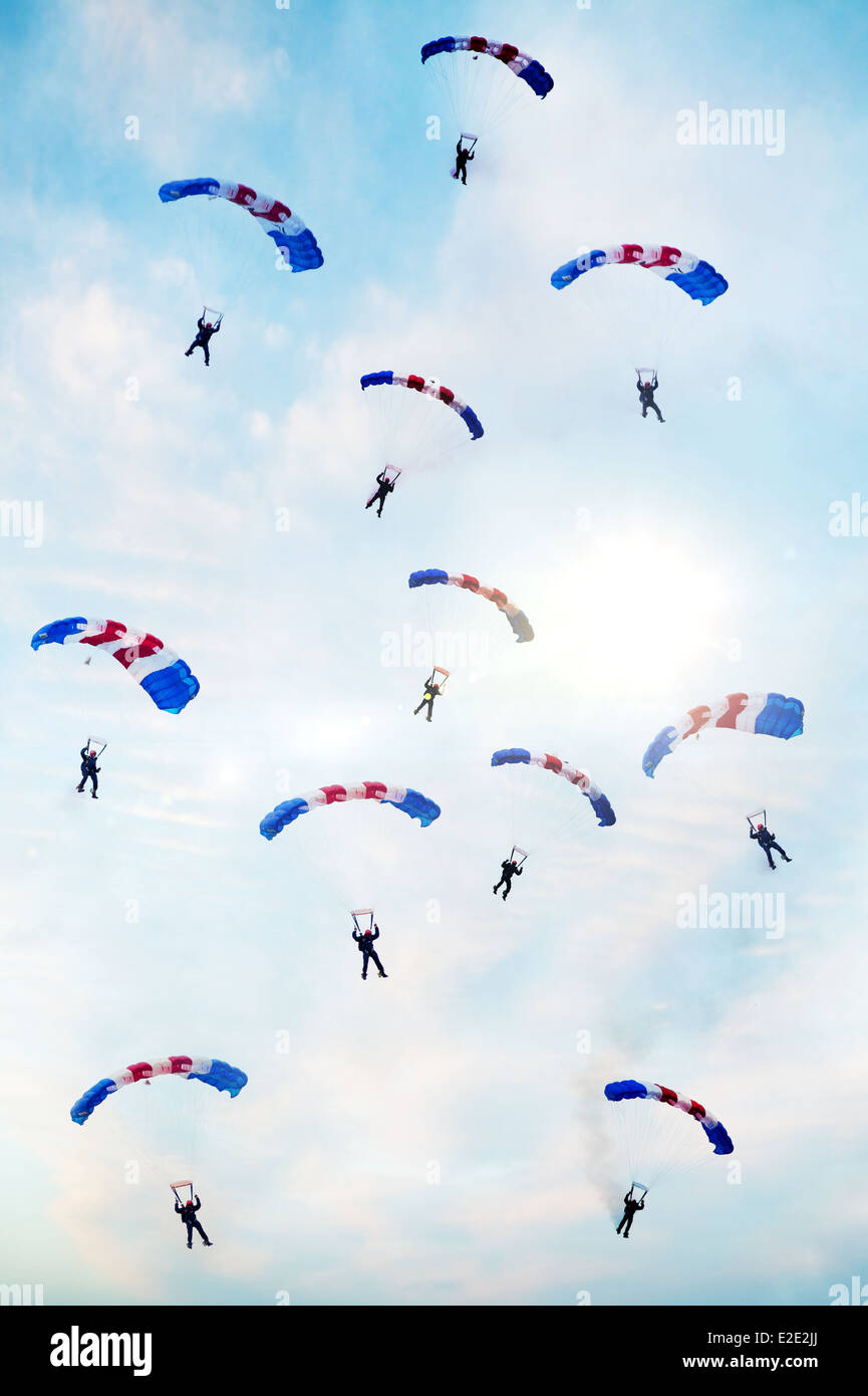 Parachute demonstration team hi-res stock photography and images - Alamy