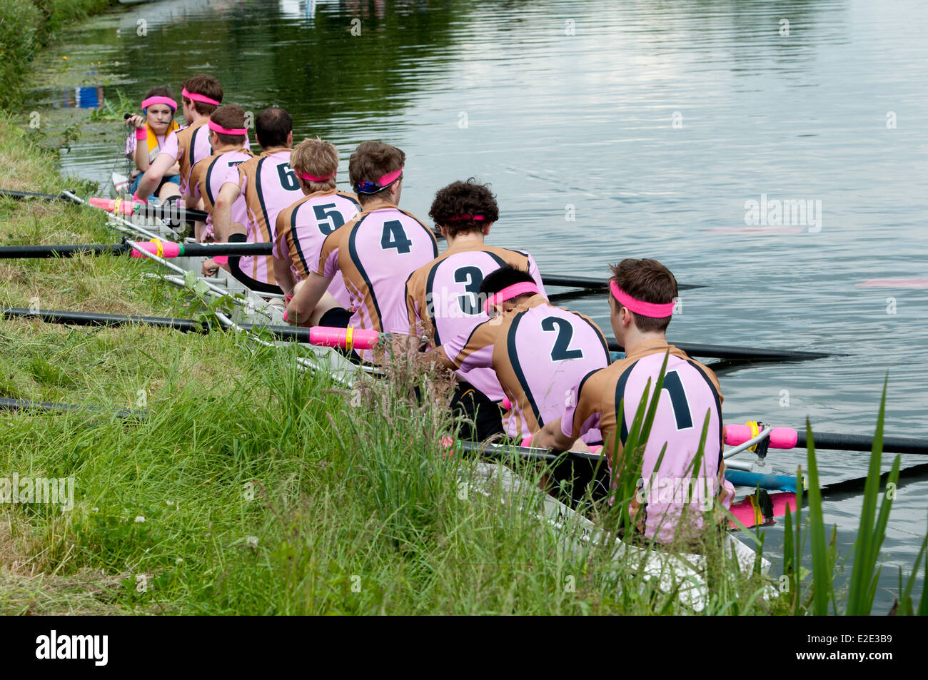 Cambridge rowing race bumps mens hi-res stock photography and images ...