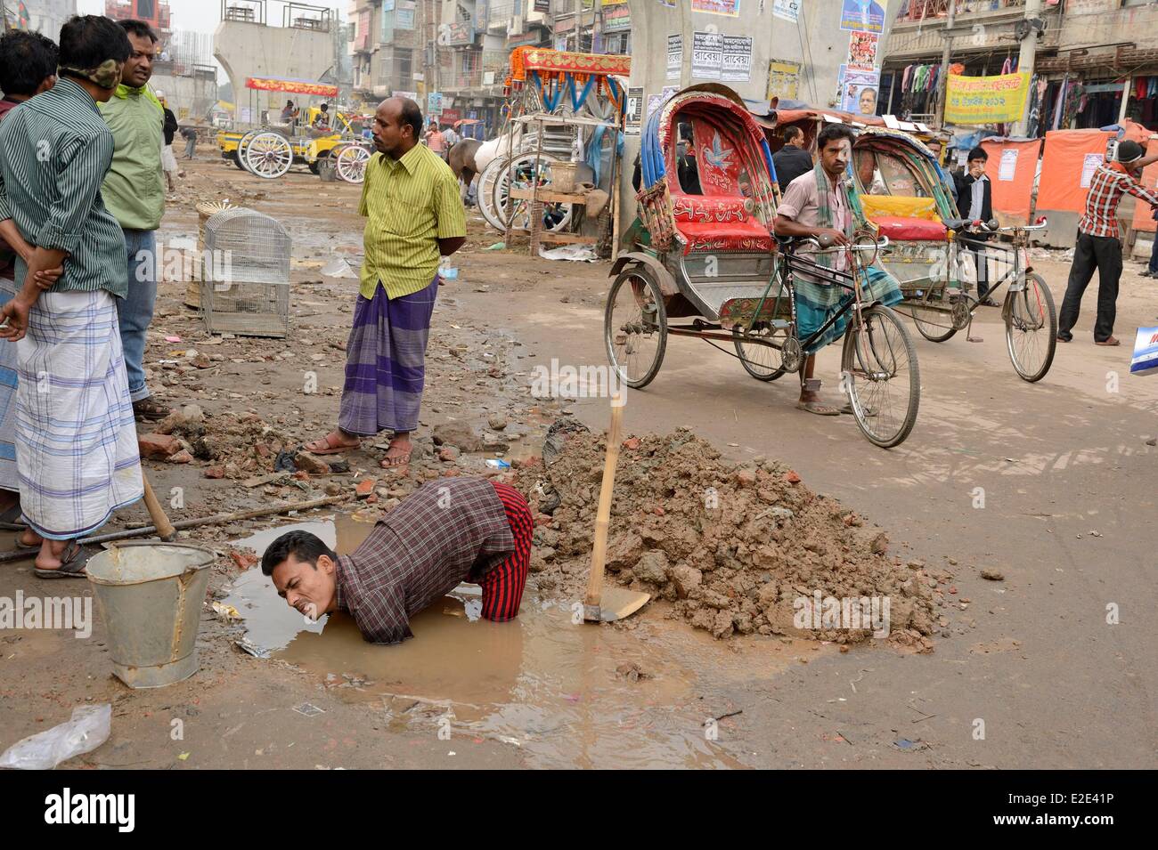 Bangladesh Dhaka (Dacca) a man uncloggs sewers in Old Dhaka Stock Photo ...