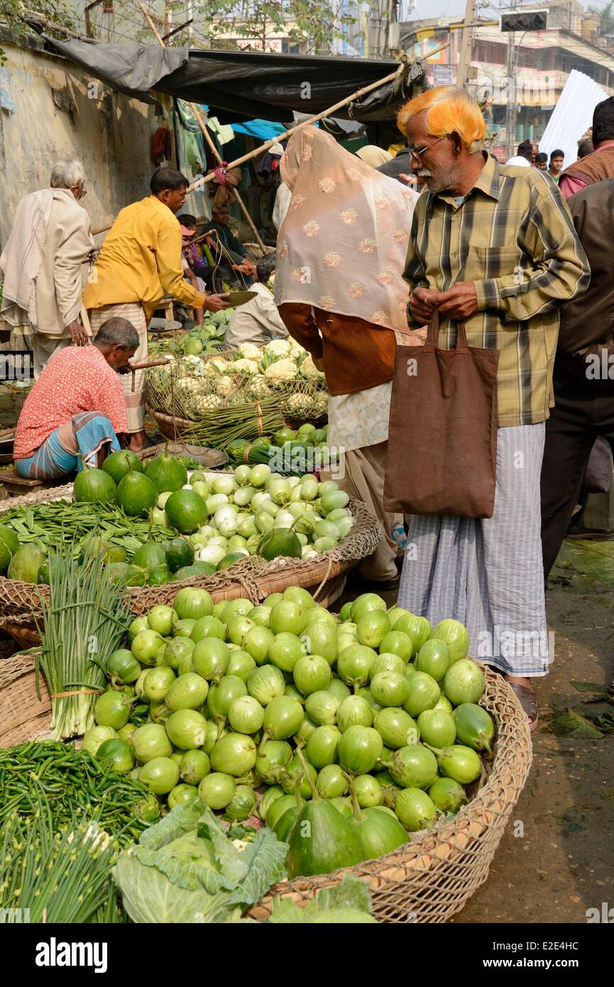 Bangladesh, Rajshahi, the crowded streets of Saheb Bazar Stock Photo ...