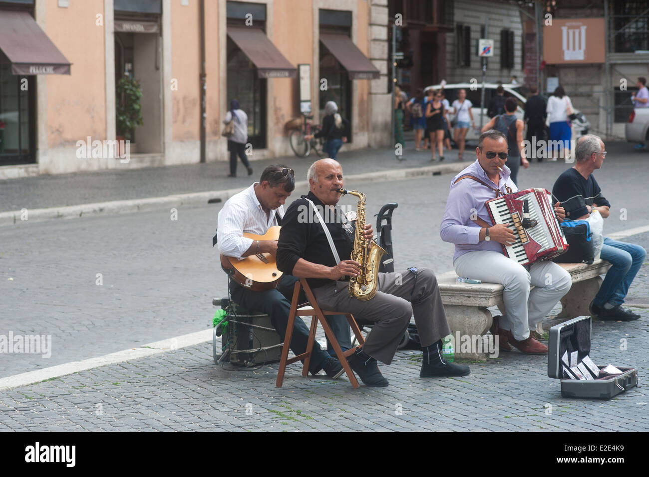 Rome Italy 2014 - Musicians playing in Piazza Navona Stock Photo - Alamy