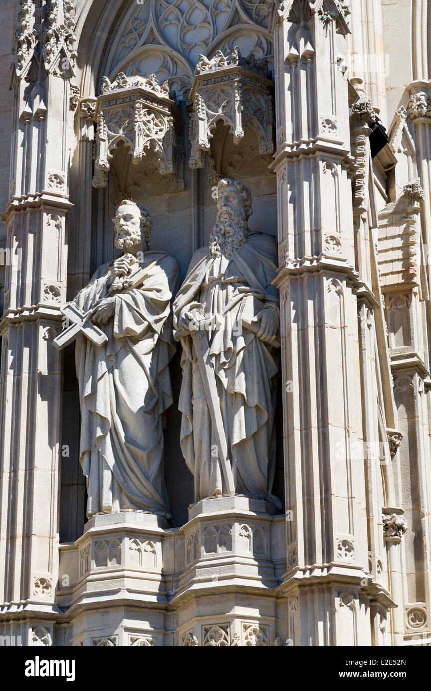 Sculptures barcelona cathedral barcelona spain hi-res stock photography ...