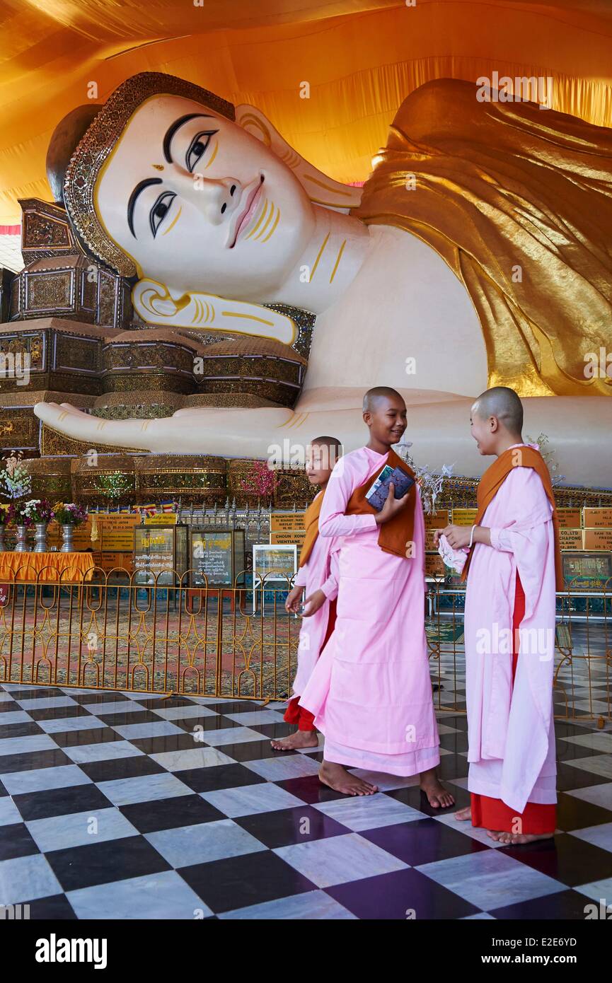 Myanmar (Burma), Bago Region, Pegu, Shwethalyaung sleeping Buddha, nun ...