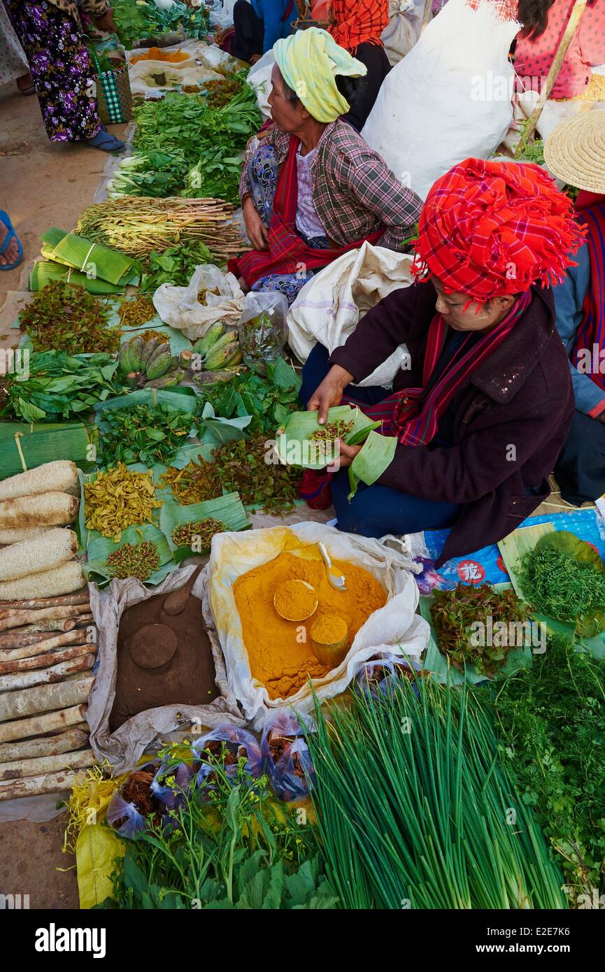 Myanmar (Burma), Shan state, Inle lake, Paya Phaung Daw Oo, market day ...