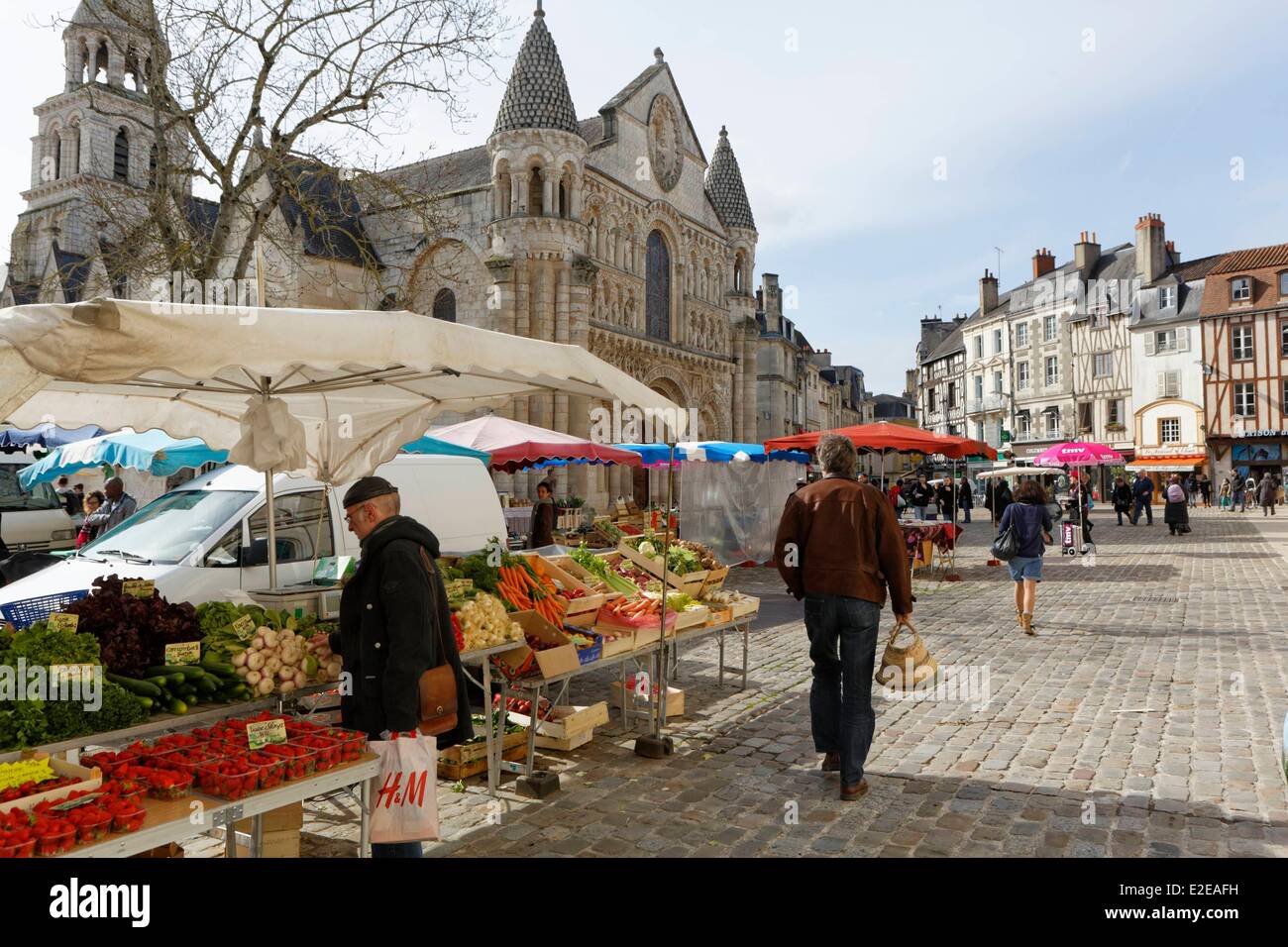 Market france poitiers hi-res stock photography and images - Alamy