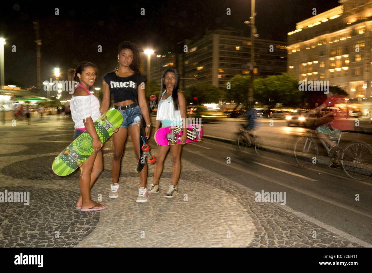 Girls rio de janeiro copacabana hi-res stock photography and images - Alamy