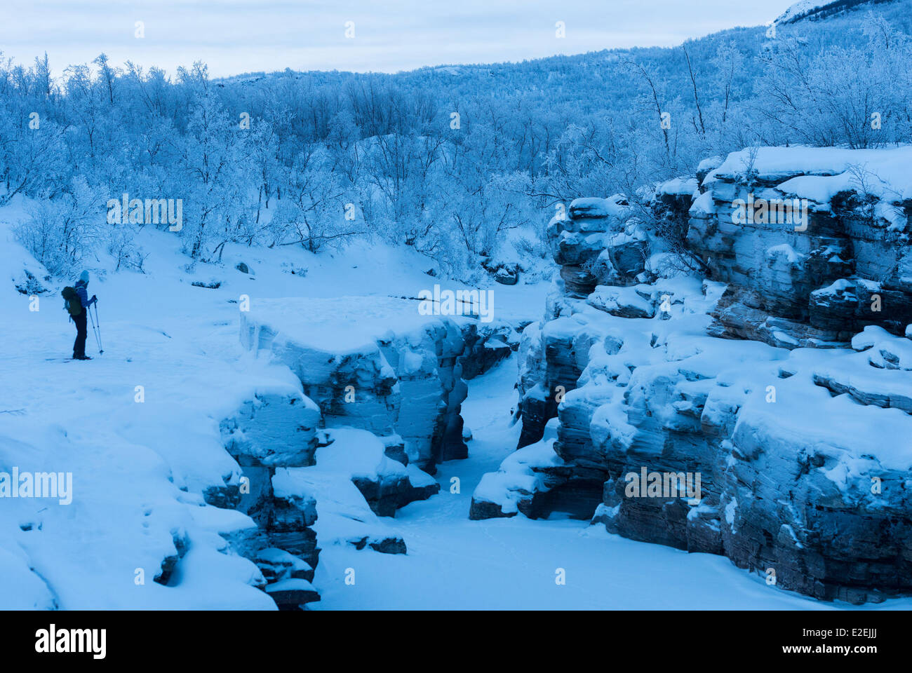 Sweden, Lapland, Norrbotten, Kiruna, skiers along the Kungsleden trail ...