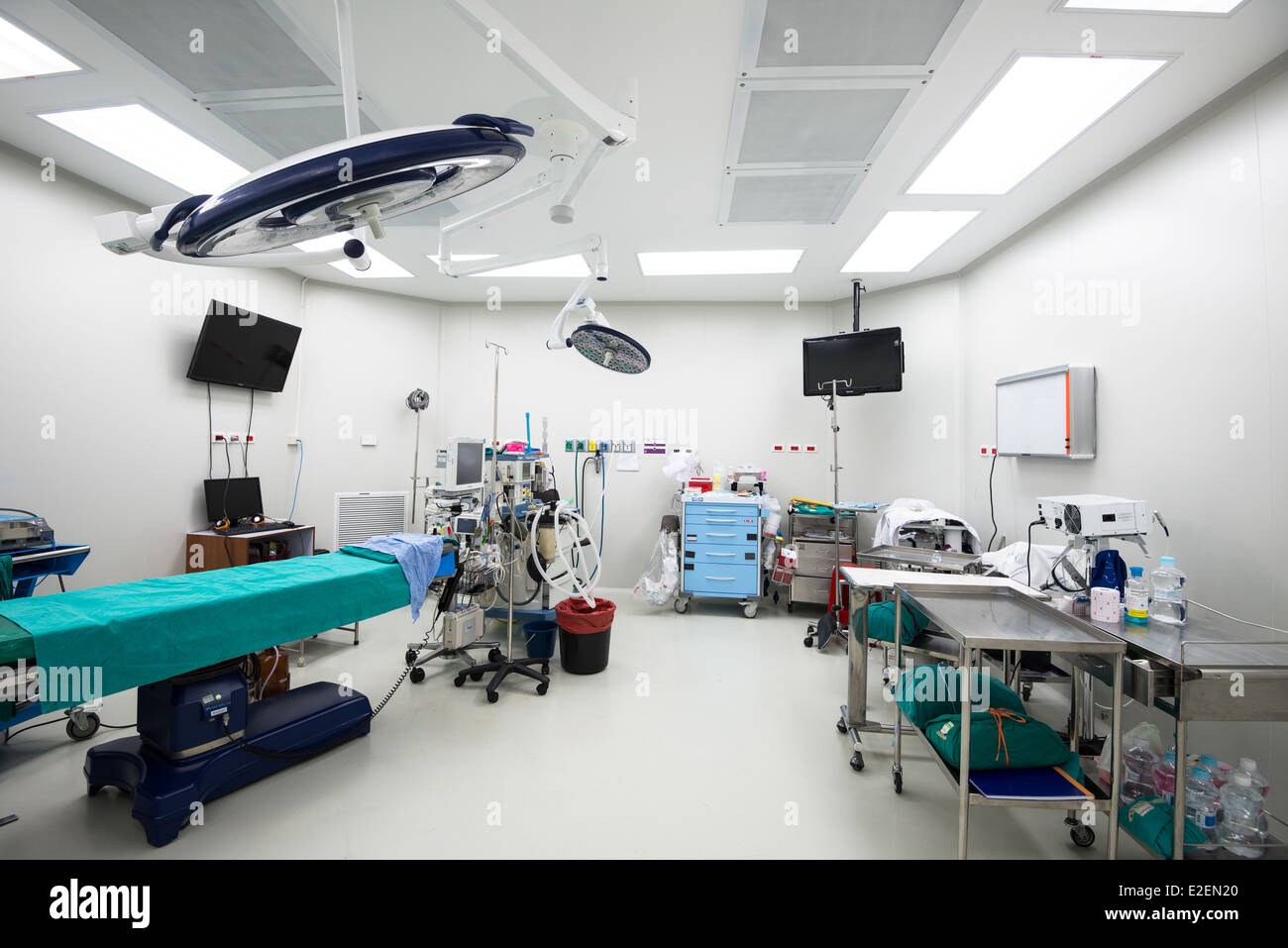 Operating room table hi-res stock photography and images - Alamy