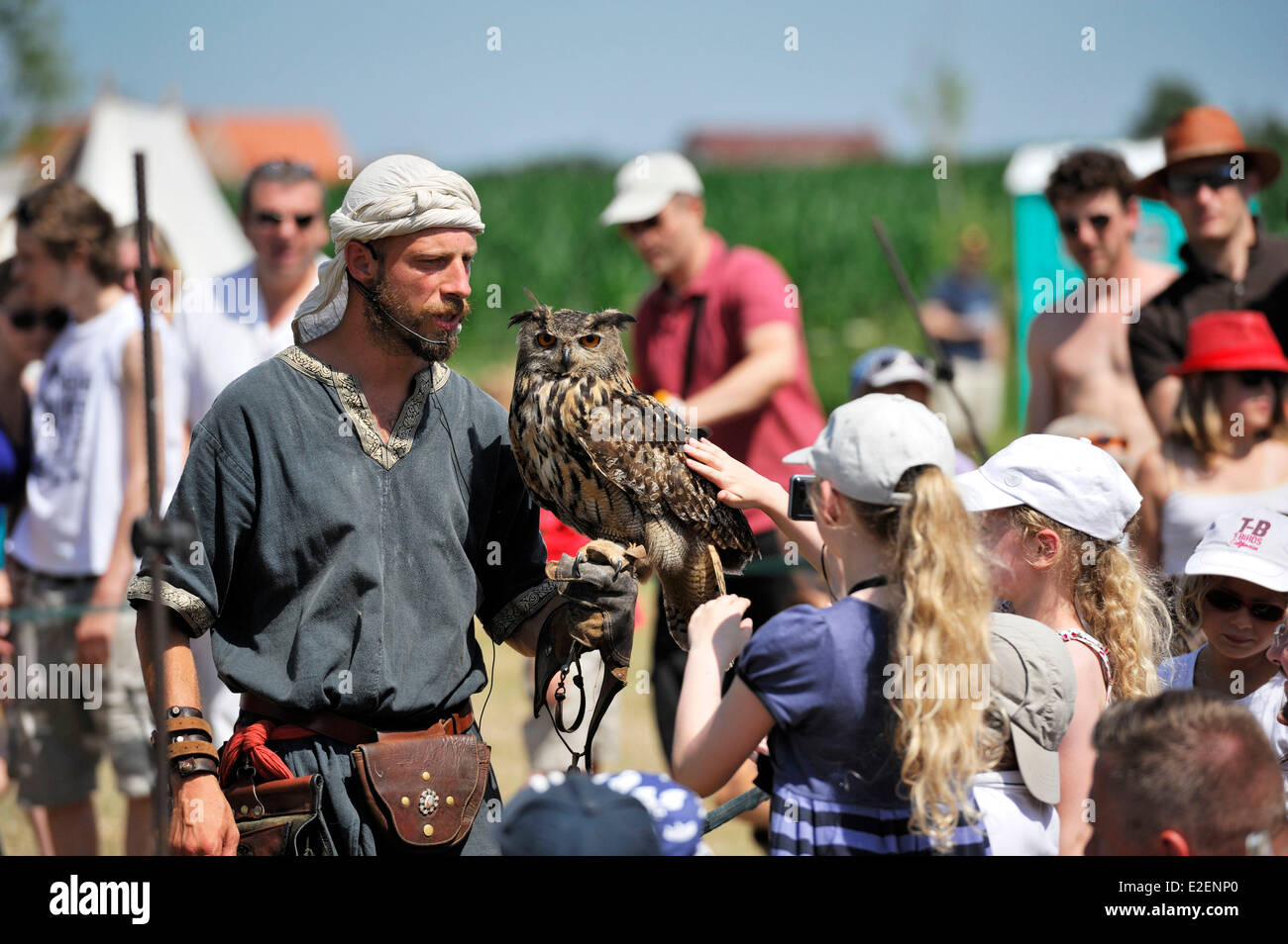 Medieval falconry hi-res stock photography and images - Alamy