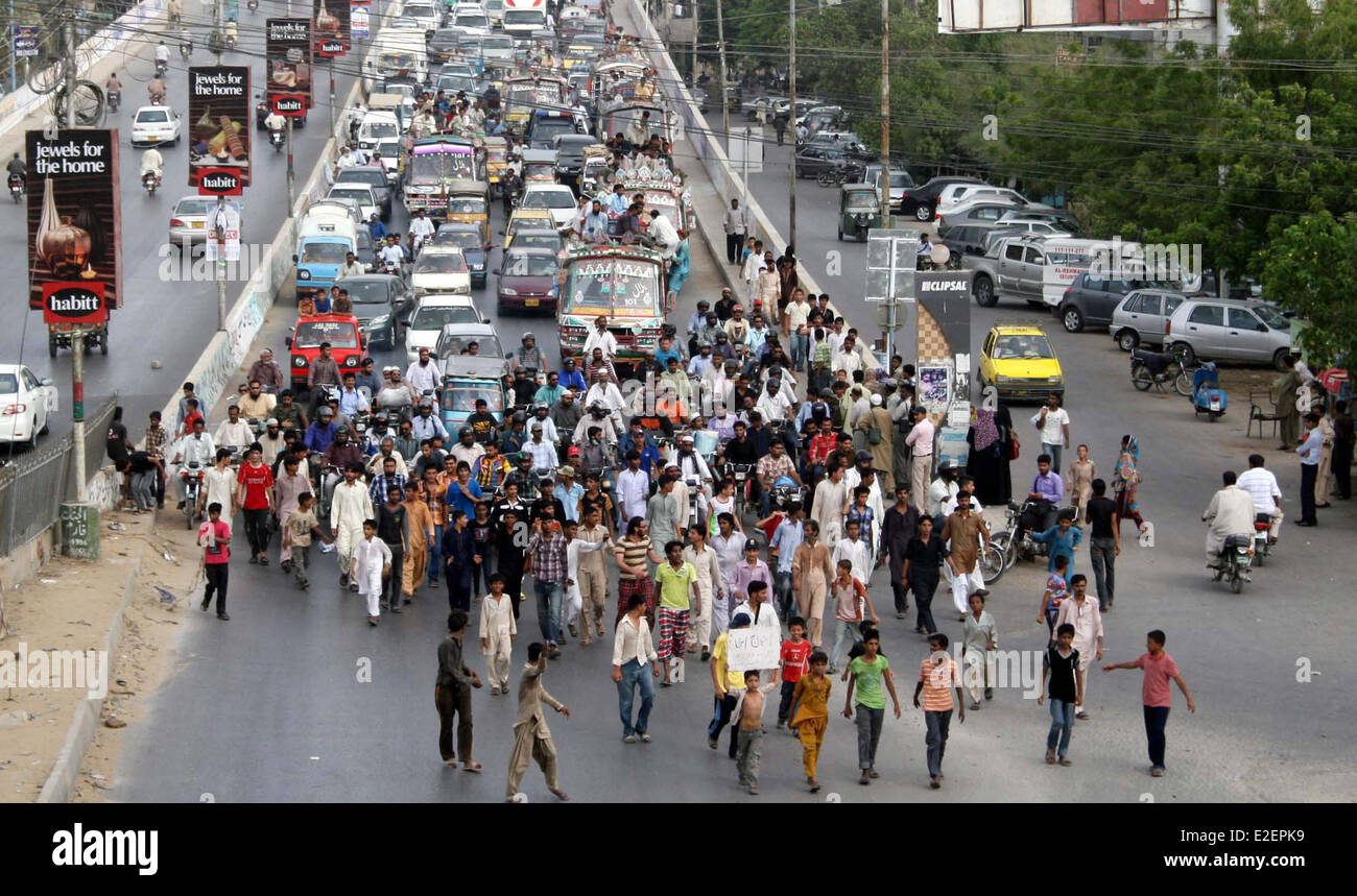 Karachi, Pakistan, 19th June, 2014. Residents of Baloch Colony blocked ...