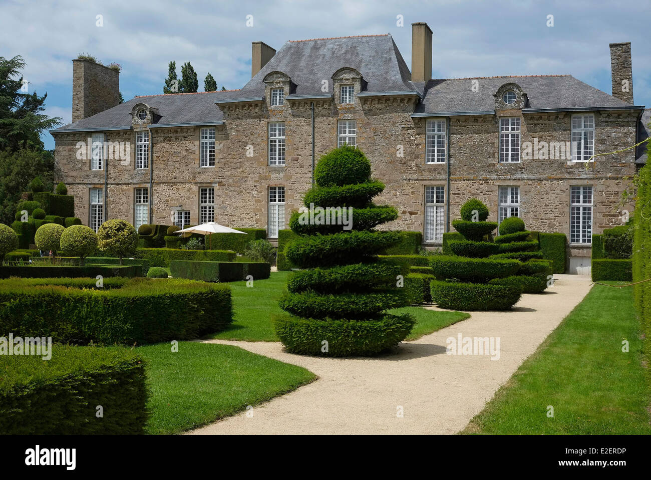 17th century french chateau style hi-res stock photography and images ...