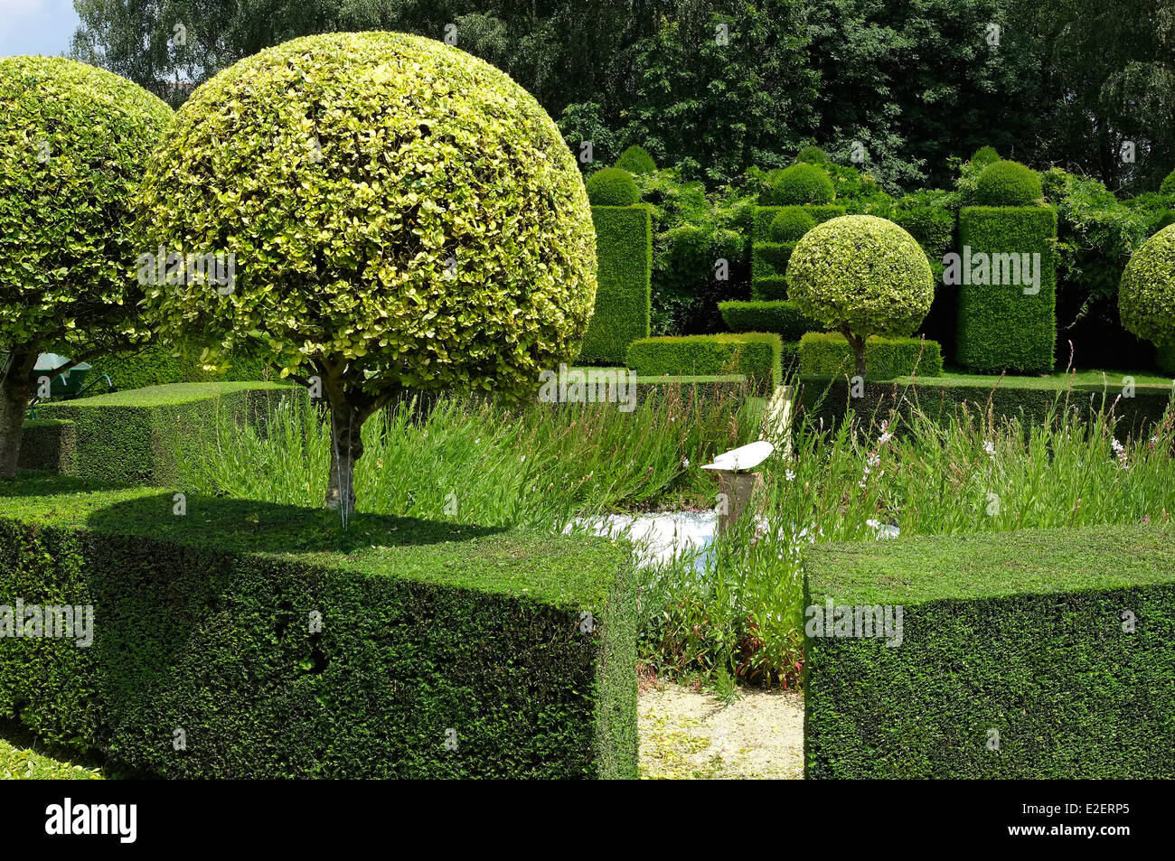 17th century french chateau style hi-res stock photography and images ...