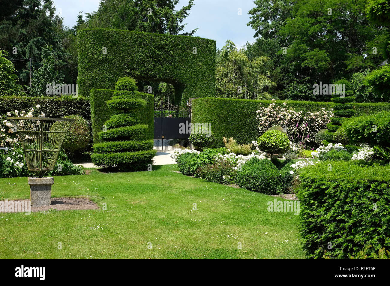 17th century french chateau style hi-res stock photography and images ...