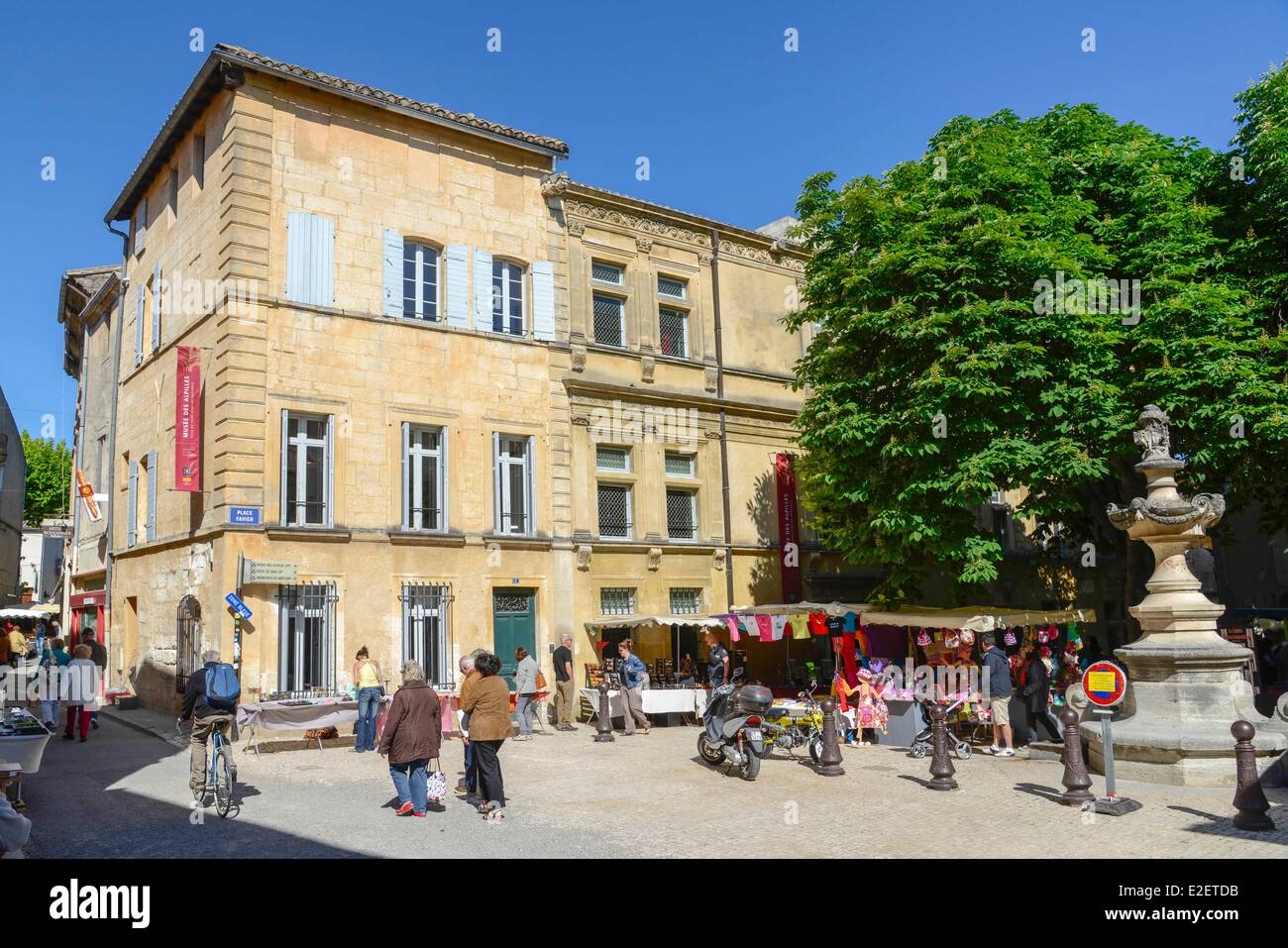 France, Bouches du Rhone, Saint Remy de Provence, Place Favier, comings ...