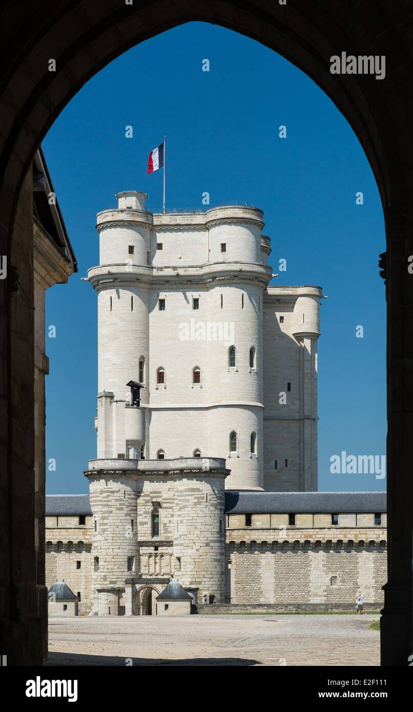 Massive architecture castle century hi-res stock photography and images ...
