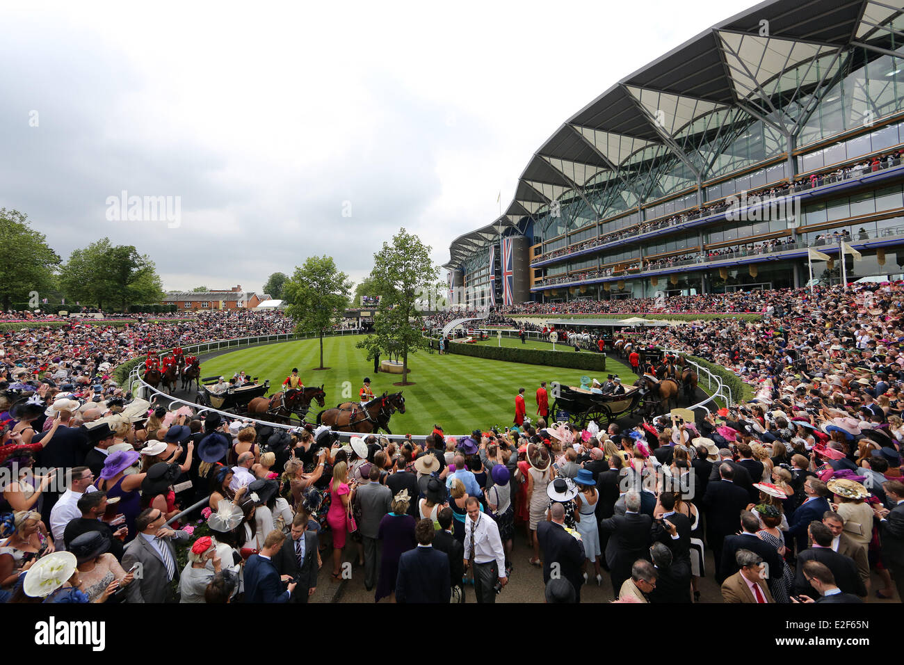 Parade ring racecourse hi-res stock photography and images - Alamy