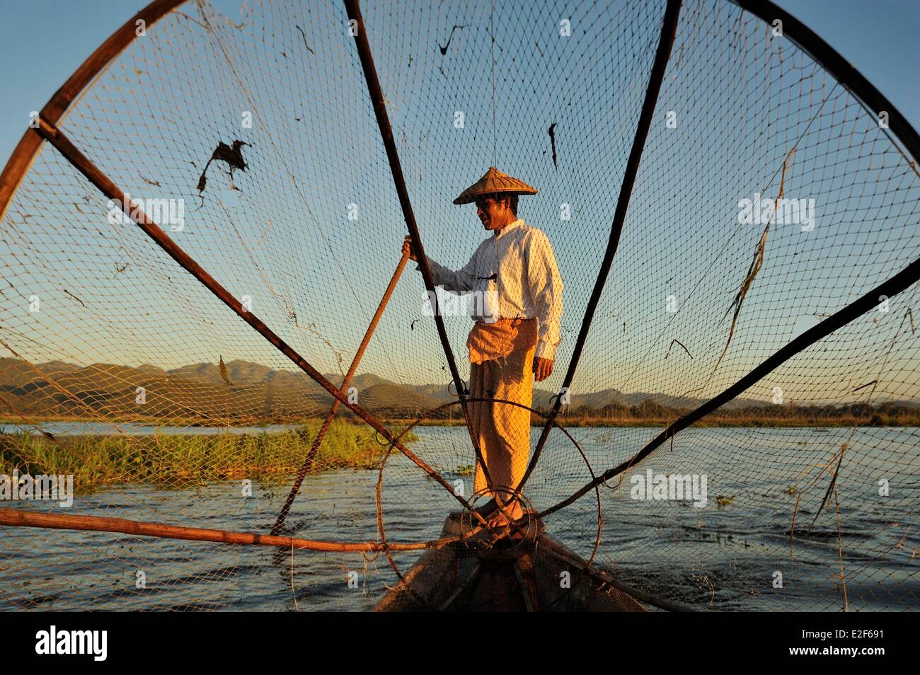 Myanmar (Burma), Shan State, Inle Lake, fisherman of Intha etnic group ...