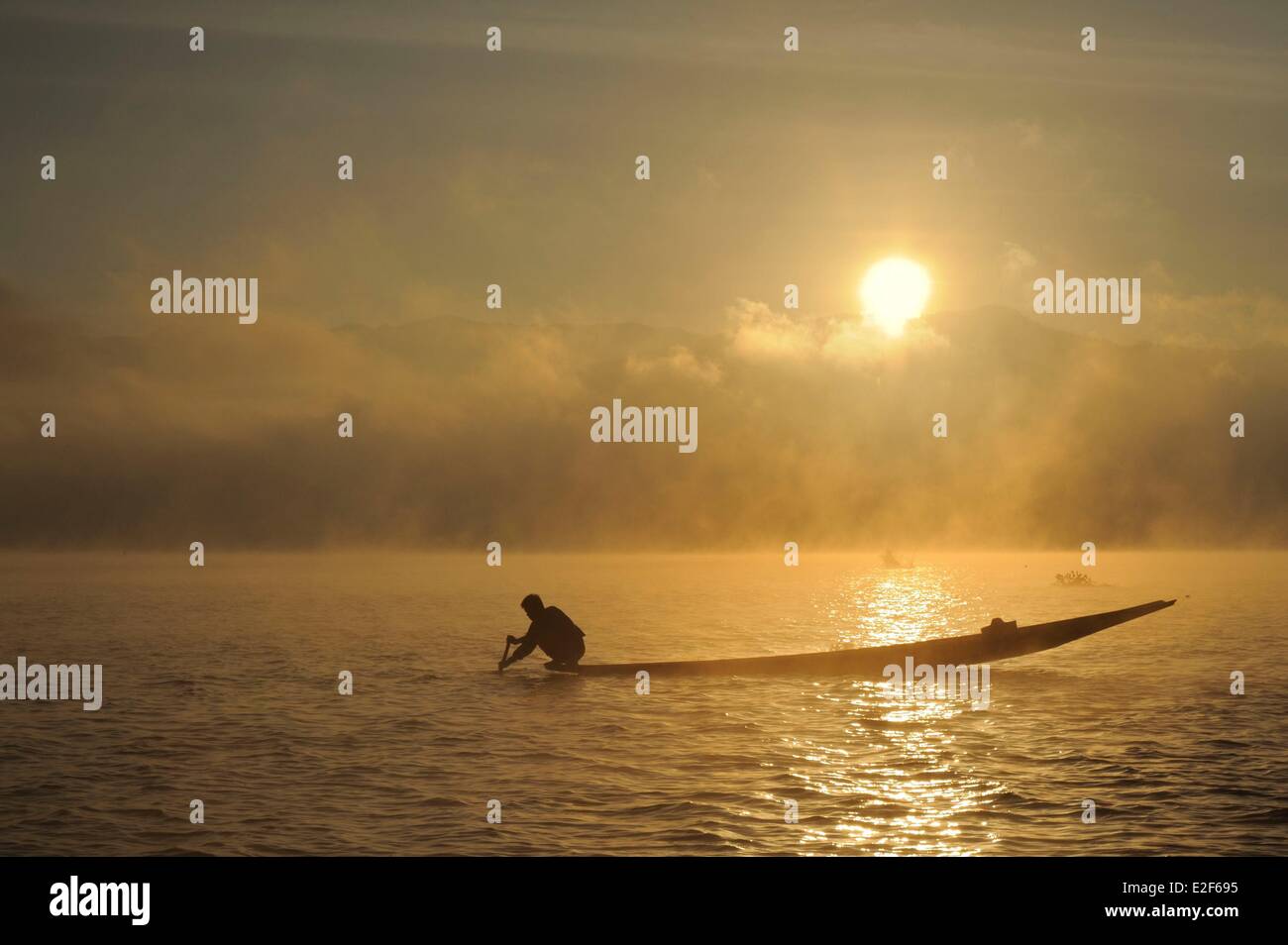 Myanmar (Burma), Shan State, Inle Lake, fisherman of Intha etnic group ...